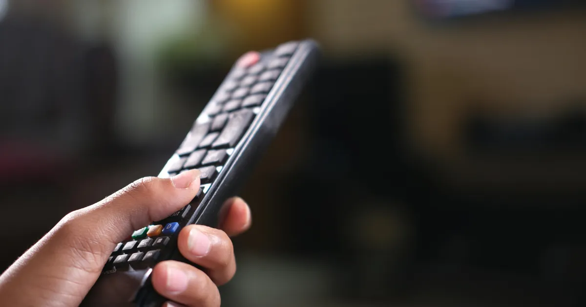 Qual é o código da TV da marca Tronos no controle da SKY?